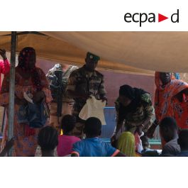 ImagesDéfense - Des soldats d'une équipe de coopération civilo ...