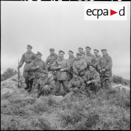 ImagesDéfense - Opération Emeraude. Les soldats posent avec leurs armes.