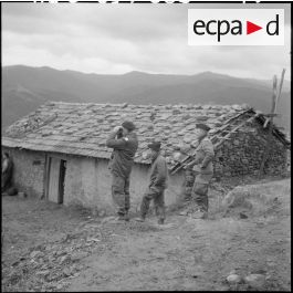 ImagesDéfense - Opération Emeraude. Les soldats au campement.