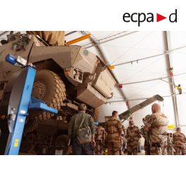 ImagesDéfense - Présentation des ateliers de maintenance du véhicule ...