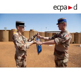 ImagesDéfense - Le colonel Alexandre Paliard remet le drapeau du ...