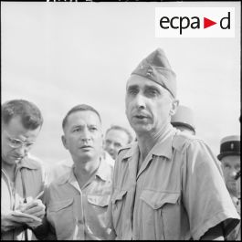 ImagesDéfense - Le général de Castries arrive au beaching des Quatres ...