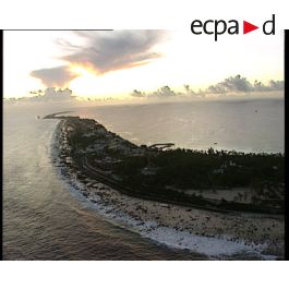 ImagesDéfense - Survol de l'atoll de Moruroa (Mururoa) et présentation ...