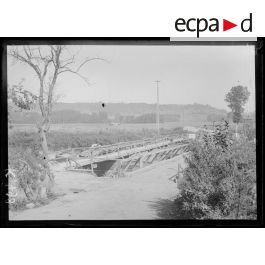 ImagesDéfense - Pont de péniches construit par le génie reliant la ...