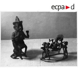 ImagesDéfense - Cameroun, 1947. Cuivres. Cires perdues Bamoun. A gauche ...