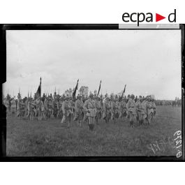 ImagesDéfense - Plateau de Poilly. Marne. Revue passée par le général ...