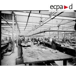 ImagesDéfense - Blois. La fabrique de chaussures Rousset. La coupe ...