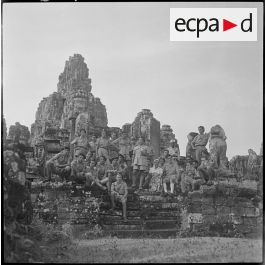 ImagesDéfense - Commandos parachutistes du CEFEO visitant le site d'Angkor.