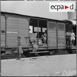 ImagesDéfense - Un wagon du train reliant Battambang à Poipet.