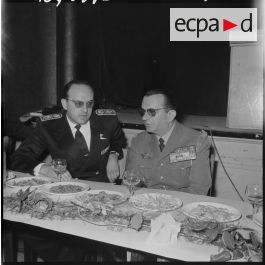 ImagesDéfense - Le général Gilles s'entretient avec monsieur Rocher.