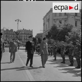 ImagesDéfense - Le général Gilles passe les troupes en revue.