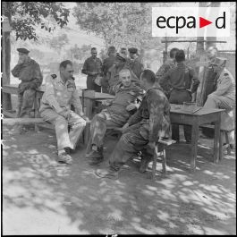 ImagesDéfense - Le général Navarre, commandant en chef en Indochine, et ...