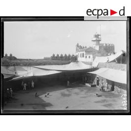 ImagesDéfense - Ile de Rouad. Cour de la caserne dans le vieux château ...