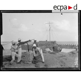 ImagesDéfense - Ile de Rouad. Mitrailleuse installée sur une des tours ...