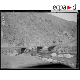ImagesDéfense - Béla Voda. Le pont. [légende d'origine]