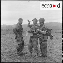 ImagesDéfense - Le chef de bataillon Marcel Bigeard, commandant le 6e ...