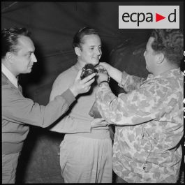 ImagesDéfense - Mise en scène d'une remise d'une décoration au ...