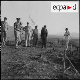 ImagesDéfense - Lors d'une visite à Diên Biên Phu, le général Navarre ...
