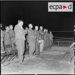 ImagesDéfense - Le général Navarre et le colonel de Castries assistent ...