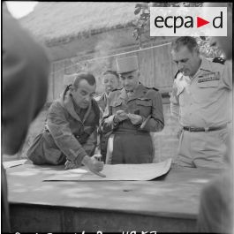 ImagesDéfense - Le général Gilles fait le point sur la situation devant ...