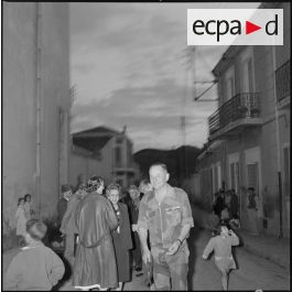 ImagesDéfense - Conférence du colonel Bigeard à Saïda. [Description en ...