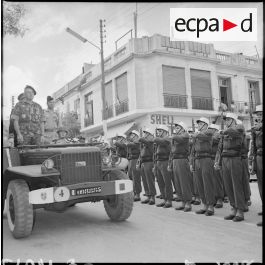 ImagesDéfense - Revue des troupes à Saïda. [Description en cours]