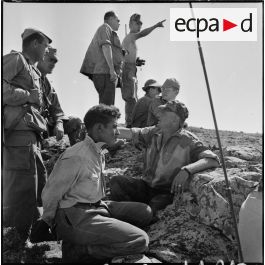 ImagesDéfense - Visite de Jean Lartéguy au colonel Bigeard ...