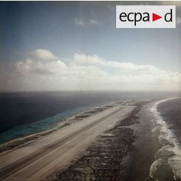 ImagesDéfense - Vue aérienne de la piste d'atterrissage de Moruroa.