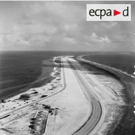 ImagesDéfense - Vue aérienne de la piste d'atterrissage de l'atoll de ...
