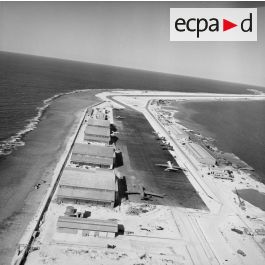 ImagesDéfense - Vue panoramique du parking et de la piste de l'aéroport ...