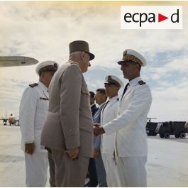 ImagesDéfense - A l'aéroport de Moruroa, le général Charles De Gaulle ...