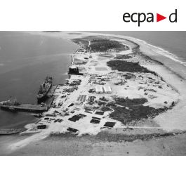 ImagesDéfense - Vue aérienne du port sur l'atoll. Cargo, bâtiment de ...