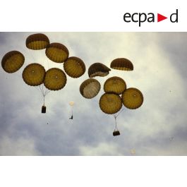 ImagesDéfense - Largage depuis un avion de transport Transall C-160 d ...