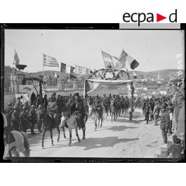 ImagesDéfense - Kozani. Un régiment grec défile devant les généraux ...