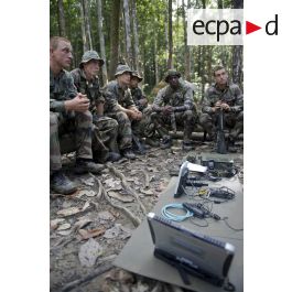 ImagesDéfense - Des stagiaires découvrent différents matériels de ...