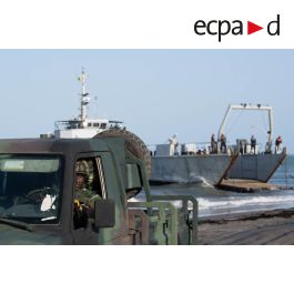 ImagesDéfense - Un soldat sénégalais conduit son pick-up après avoir ...