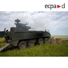 ImagesDéfense - Un véhicule blindé belge Piranha IIIC DF30 tire au ...