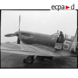 ImagesDéfense - Un pilote et son Spitfire.