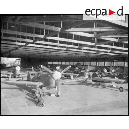 ImagesDéfense - Finitions de l'avion sur la chaîne de montage.