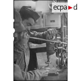 ImagesDéfense - Utilisation d'une chignole électrique dans un camion ...