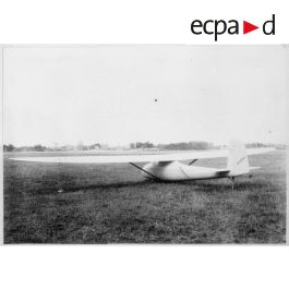 ImagesDéfense - Planeur C800 dans l'herbe dans les usines Caudron en ...