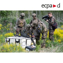 ImagesDéfense - L'opérateur vidéo Morgan filme le déploiement du ...