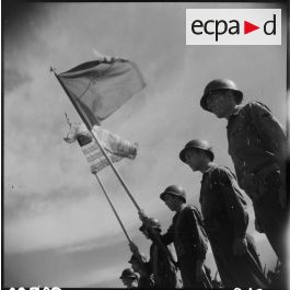 ImagesDéfense - Porte-drapeaux des Etats-Unis et de la 13e brigade d ...