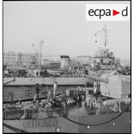 ImagesDéfense - Le torpilleur Siroco et l'aviso Commandant Duboc à quai ...