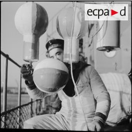 ImagesDéfense - Un marin repeint des bouées à bord de l'aviso ...