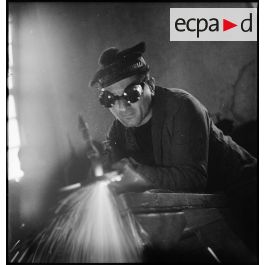 ImagesDéfense - Atelier central de la flotte : un marin réalise une ...