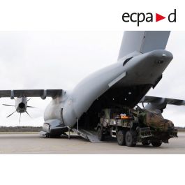 ImagesDéfense - Déchargement d'un camion équipé d'un système d ...