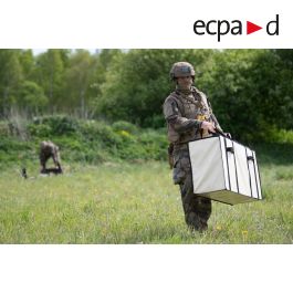 ImagesDéfense - Un droniste du 61e régiment d'artillerie (RA) déploie ...