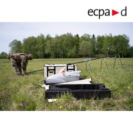 ImagesDéfense - Un droniste du 61e régiment d'artillerie (RA) déploie ...