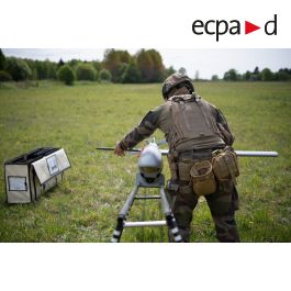 ImagesDéfense - Un droniste du 61e régiment d'artillerie (RA) assemble ...
